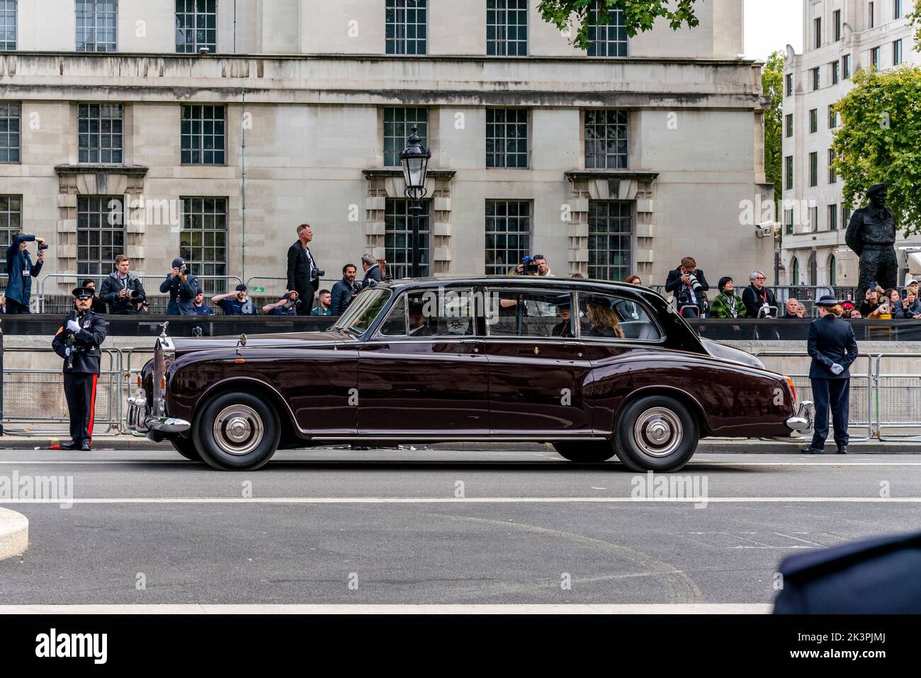 Das Royal Car mit Prinzessin Beatrice und Prinzessin Eugenie folgt dem ...