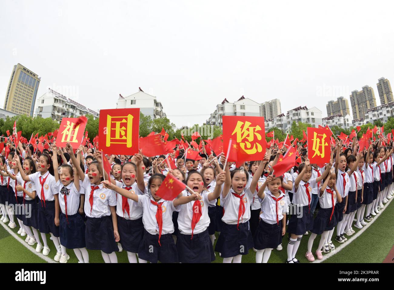HEFEI, CHINA - 28. SEPTEMBER 2022 - Grundschüler halten Nationalflaggen ...
