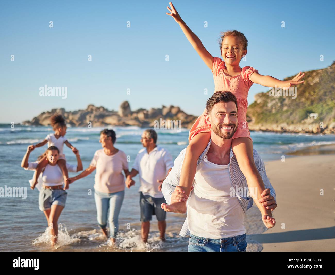 Glücklich, reisen und lieben mit großer Familie am Strand für Kolumbien ... Glücklich, reisen und lieben mit großer Familie am Strand für Kolumbien ...