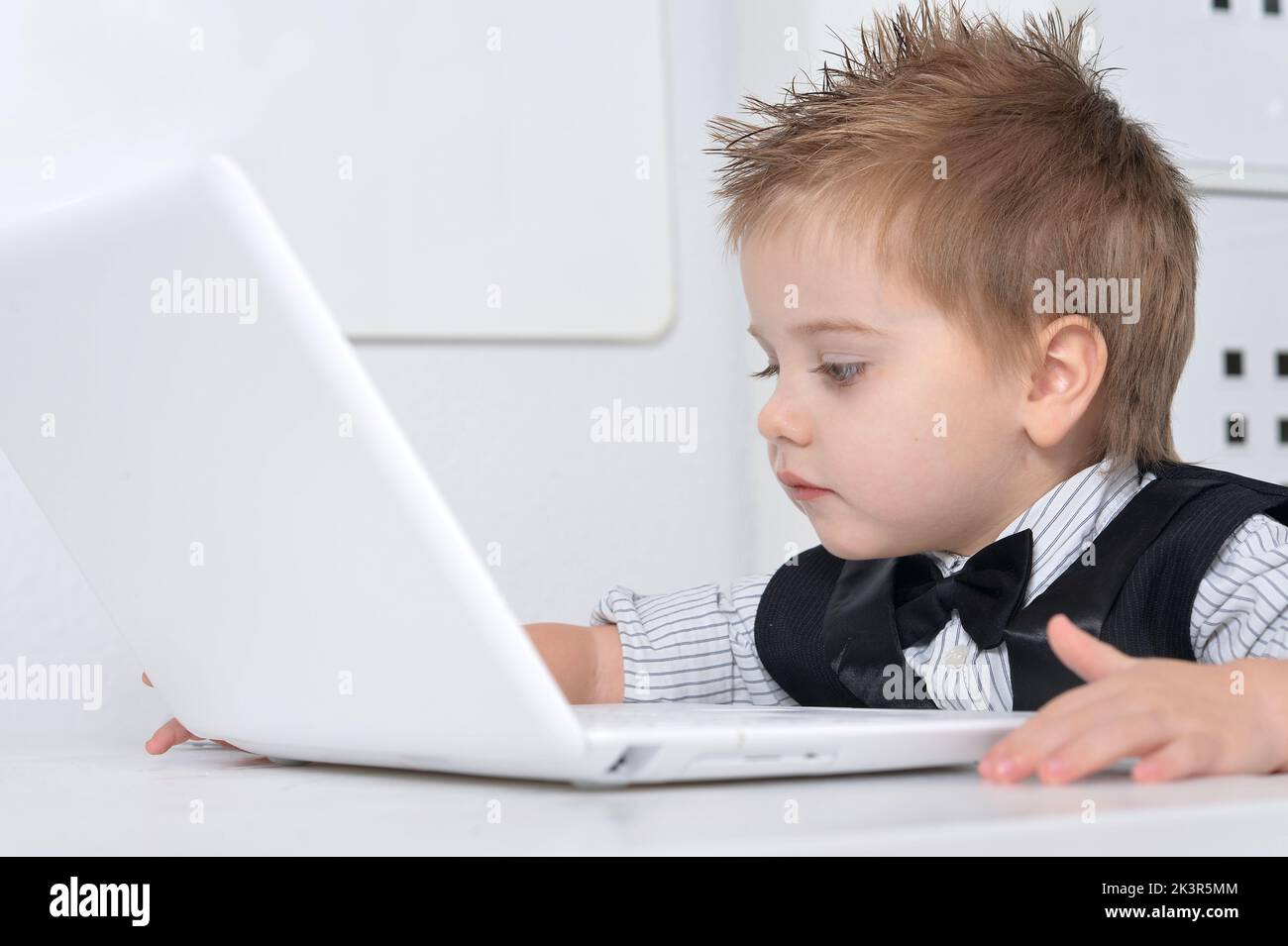Sitzt an ihrem computer -Fotos und -Bildmaterial in hoher Auflösung – Alamy