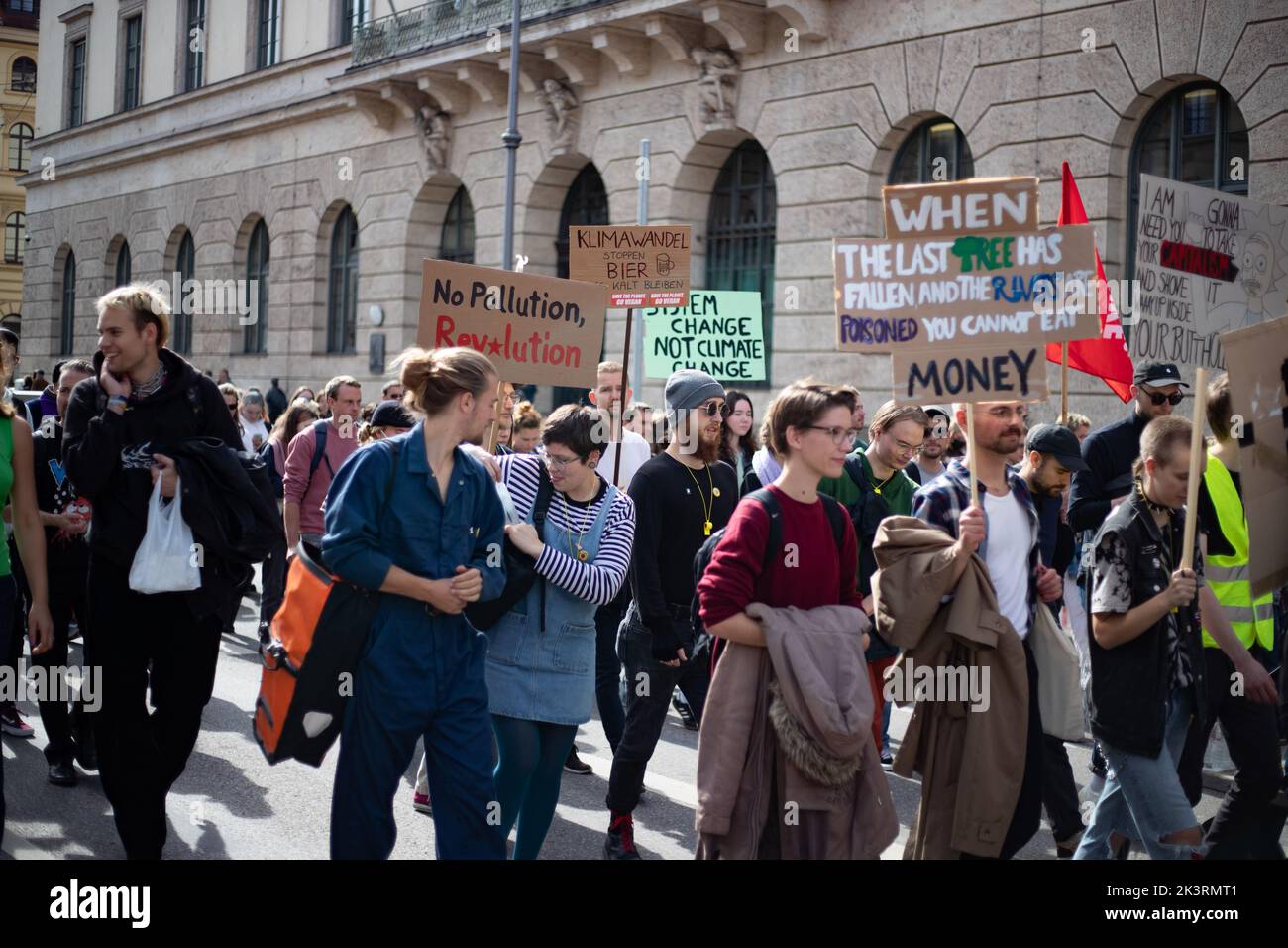 Am 23.9.2022 sammeln sich in München bis zu 10,000 Menschen, um gemeinsam mit Fridays for future ...
