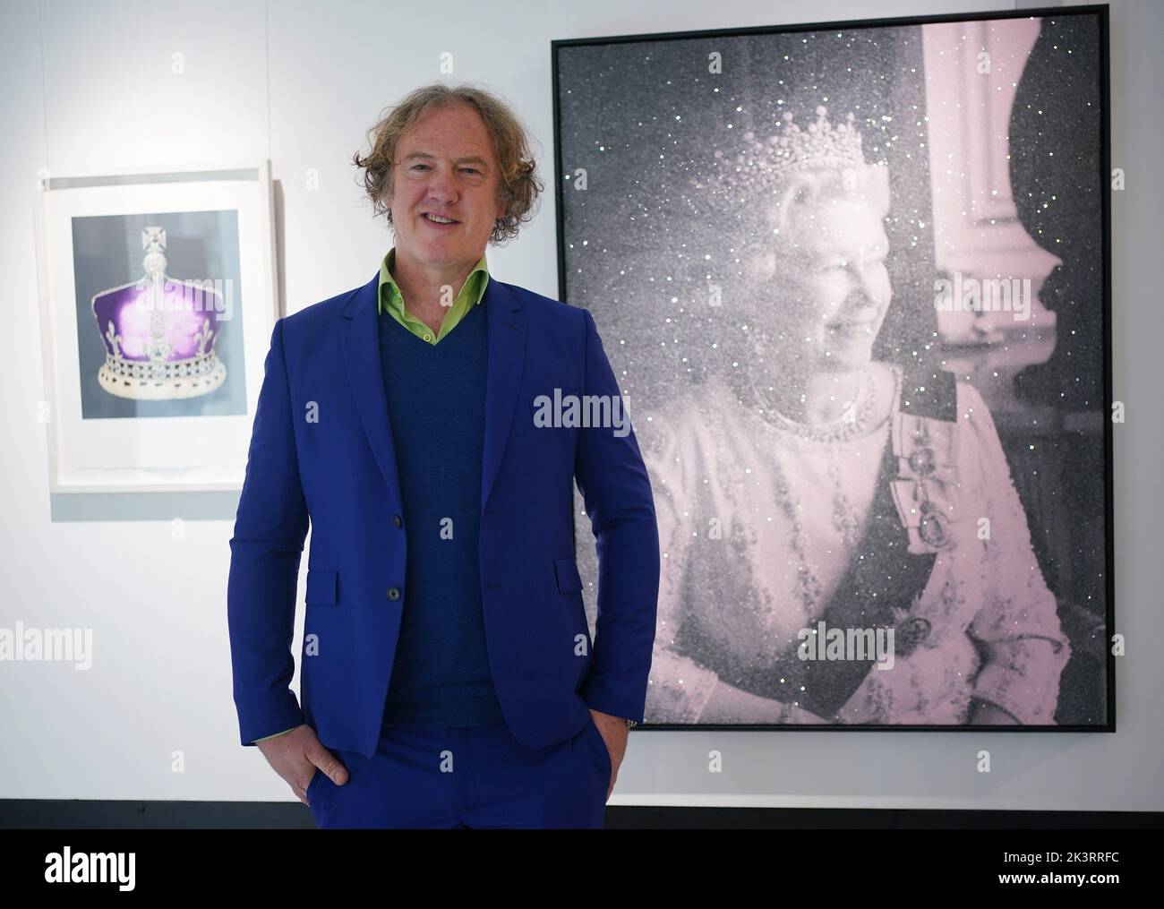 Der Künstler Christian Furr posiert neben seinem Werk (links ...