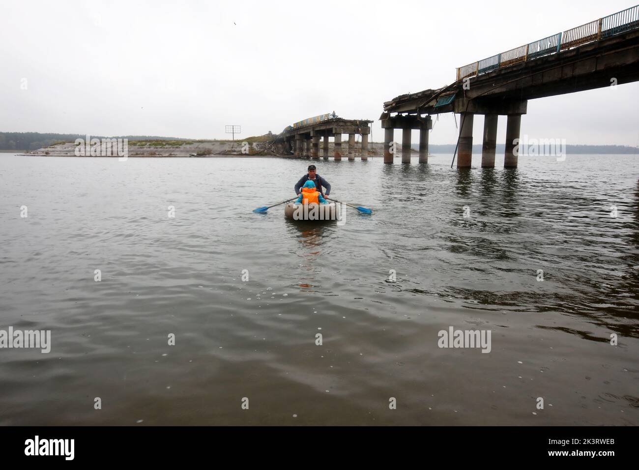CHARKIW REGION, UKRAINE - 27. SEPTEMBER 2022 - Ein Mann rudert ein ...