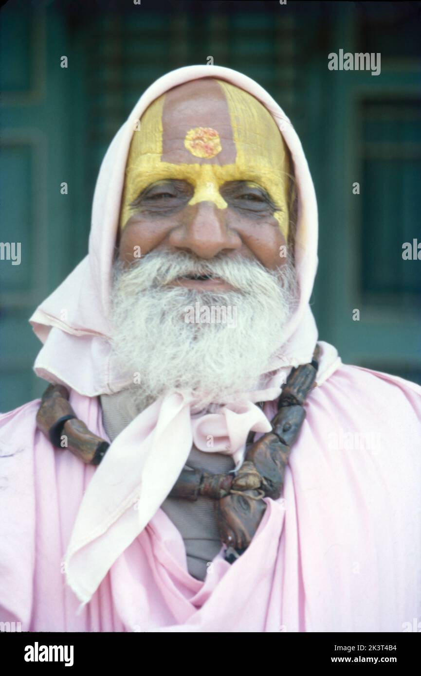 Priester mit riesigem tilak -Fotos und -Bildmaterial in hoher Auflösung – Alamy