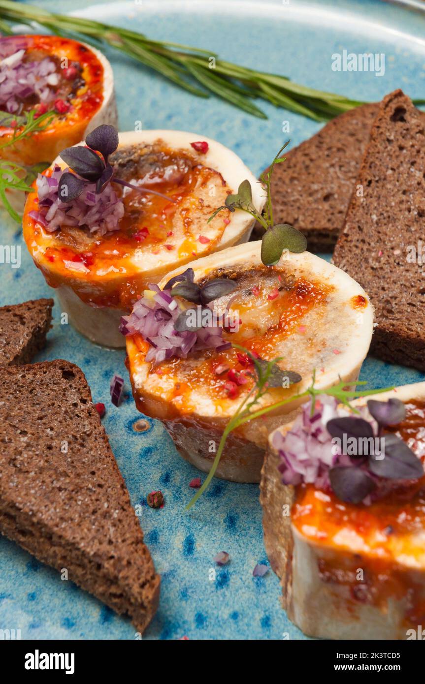 Roast bone marrow -Fotos und -Bildmaterial in hoher Auflösung – Alamy