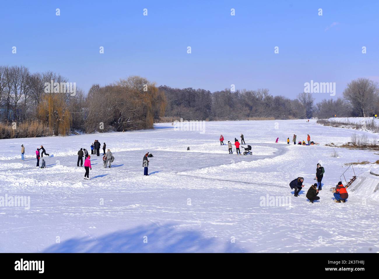 Kinder spielen im Schnee auf dem gefrorenen Fluss Stockfotografie - Alamy