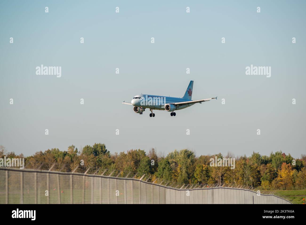 Ein kommerzielles Jet-Flugzeug von Air Canada, das auf dem Flughafen ...