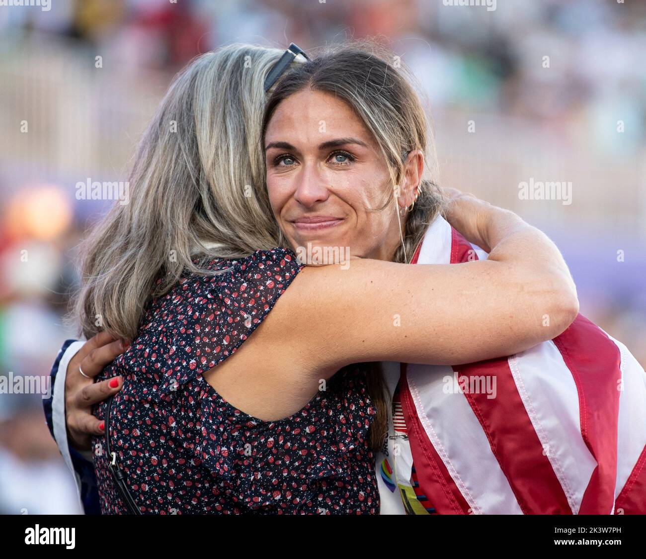 Valarie Allman aus den USA wird von Mutter Lisa umarmt, die die ...