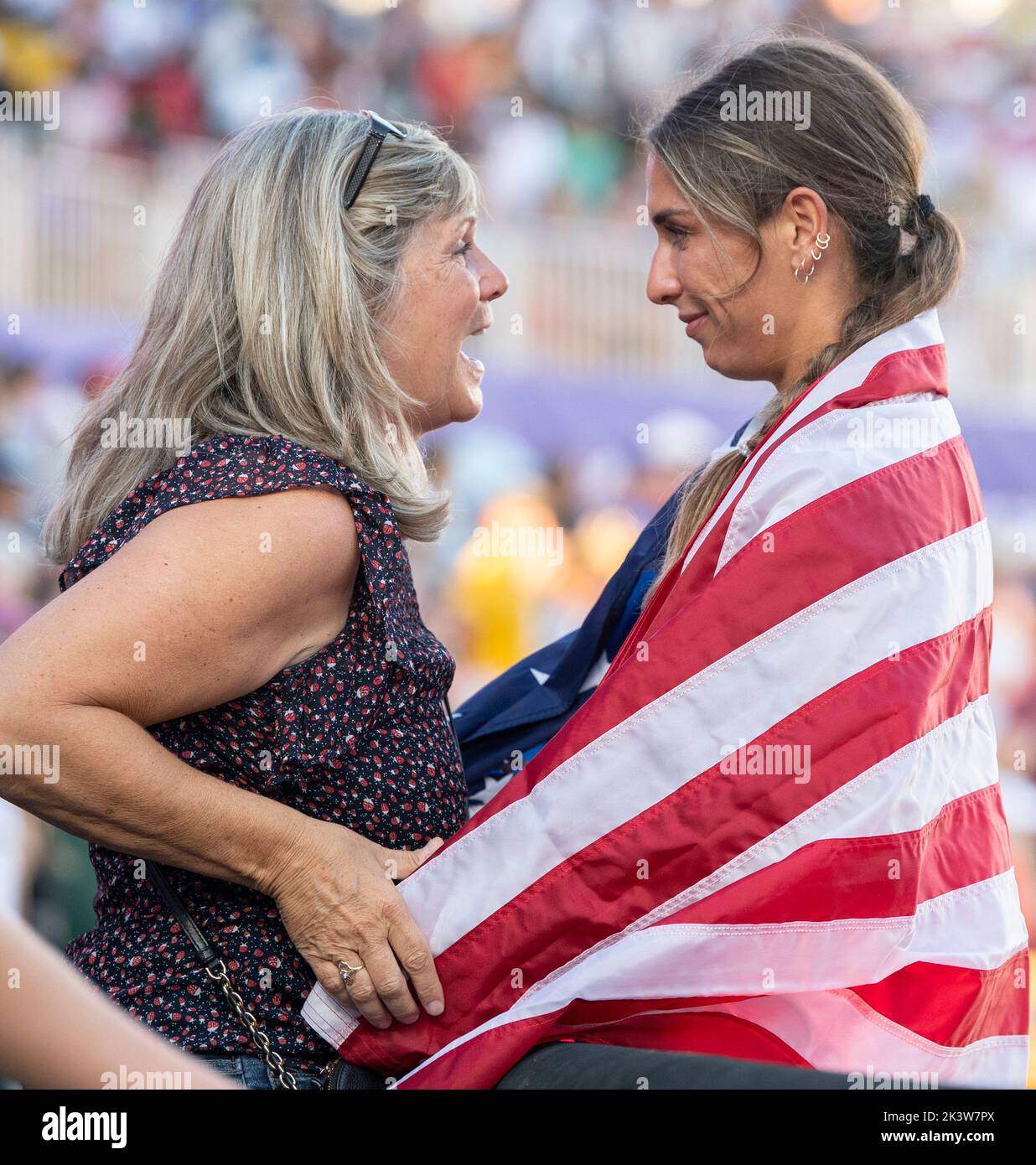 Valarie Allman aus den USA wird von Mutter Lisa umarmt, die die ...