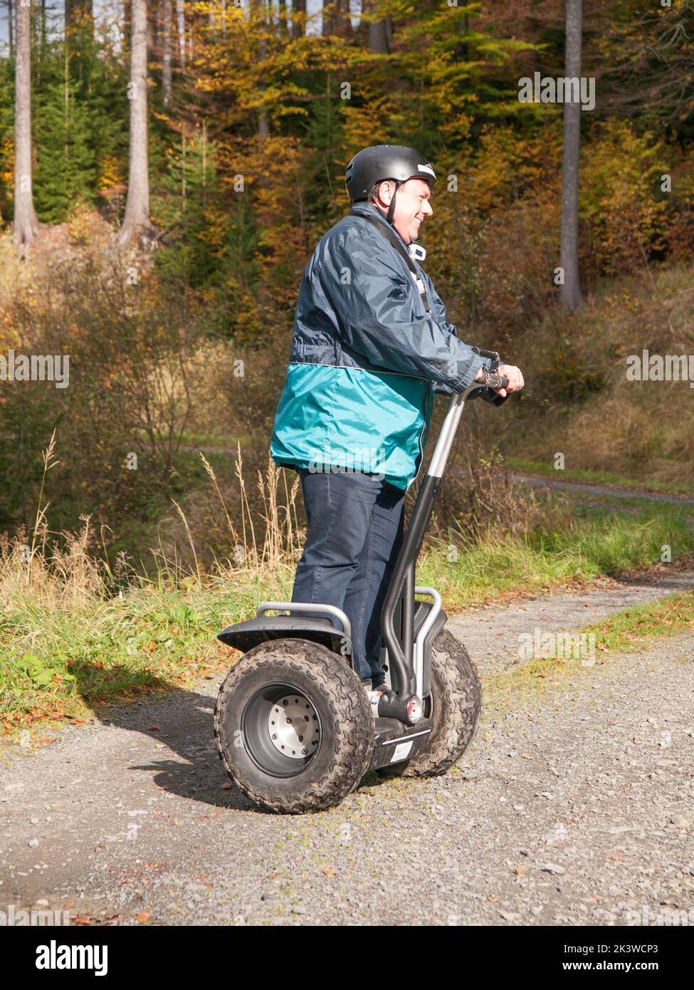 Male adult segway -Fotos und -Bildmaterial in hoher Auflösung – Alamy