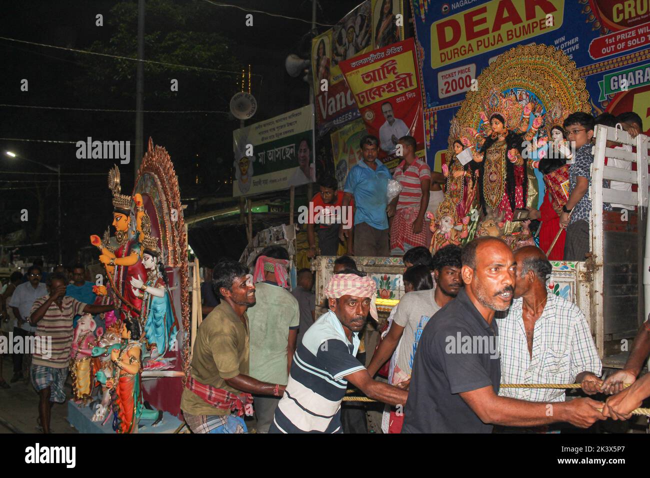Die Heimkehr der Göttin Durga findet heute in Kumaortuli statt. Durga ...