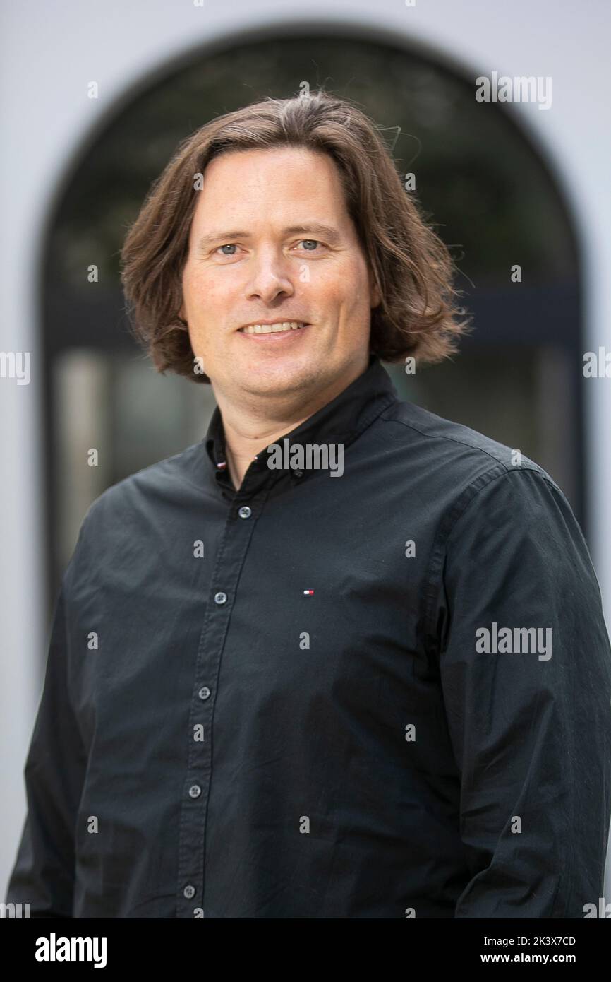 Jurgen Gawron posiert für den Fotografen während der Feierlichkeiten ... Jurgen Gawron posiert für den Fotografen während der Feierlichkeiten ...