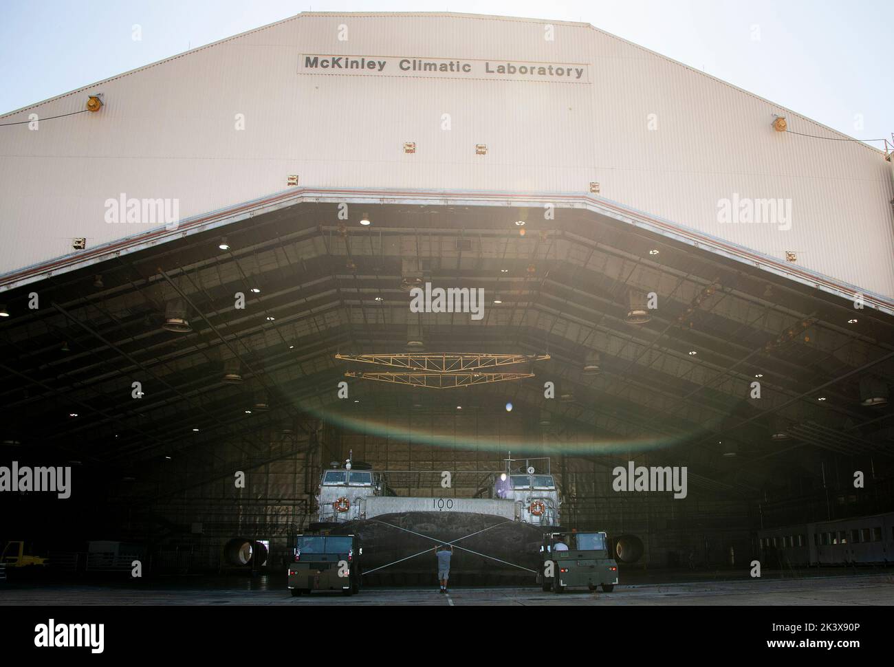 Ein amphibisches Marine Landing Craft Air Cushion Fahrzeug kommt in das ...