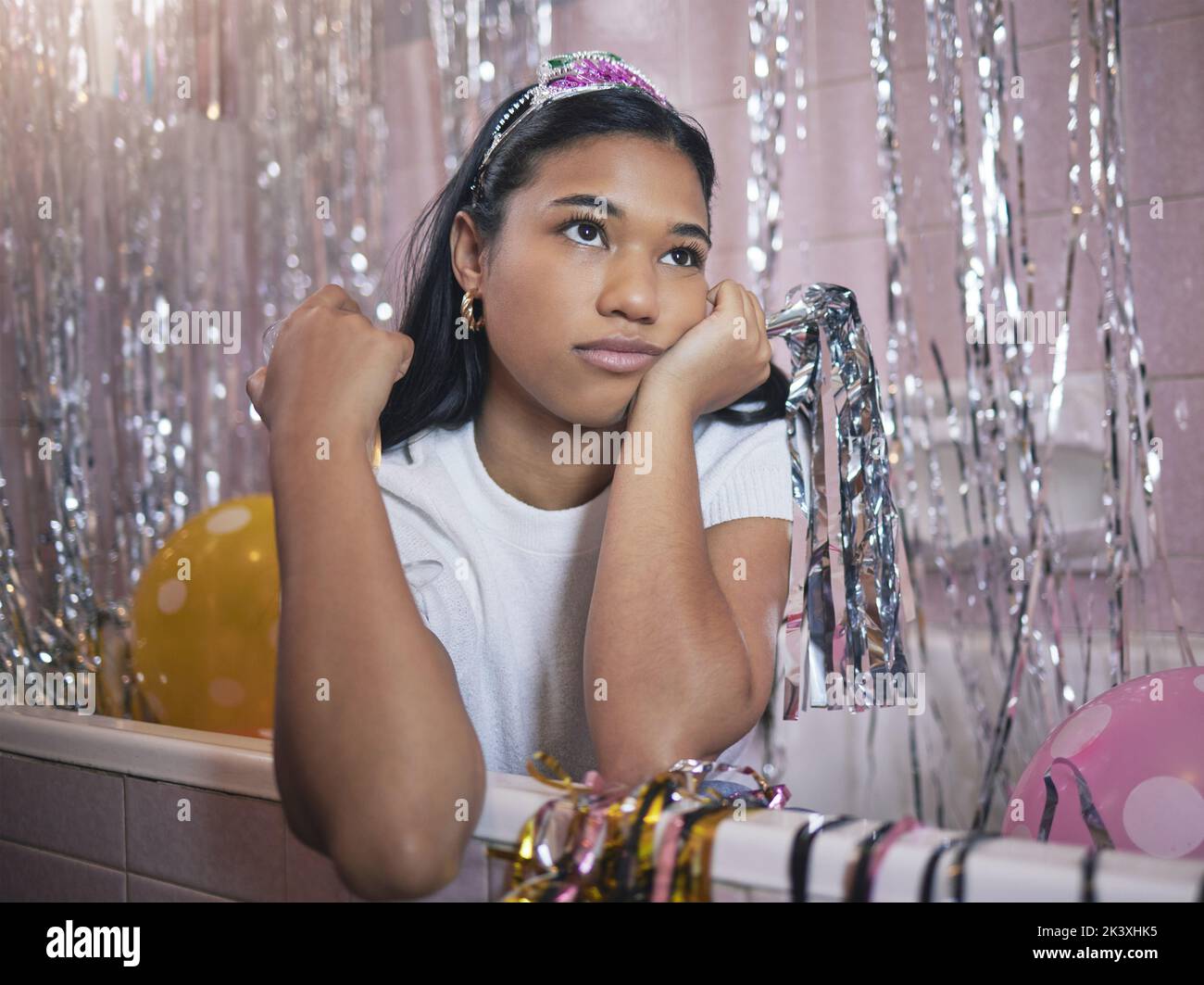 Gelangweilte traurige frau zum geburtstag -Fotos und -Bildmaterial in ...