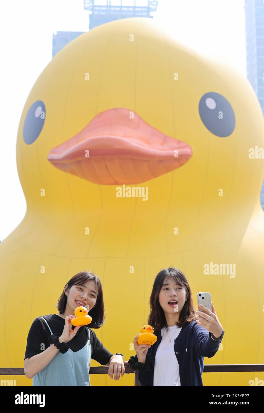 Gummiente, die auf dem Seeufer von Seoul schwebt Menschen fotografieren ...