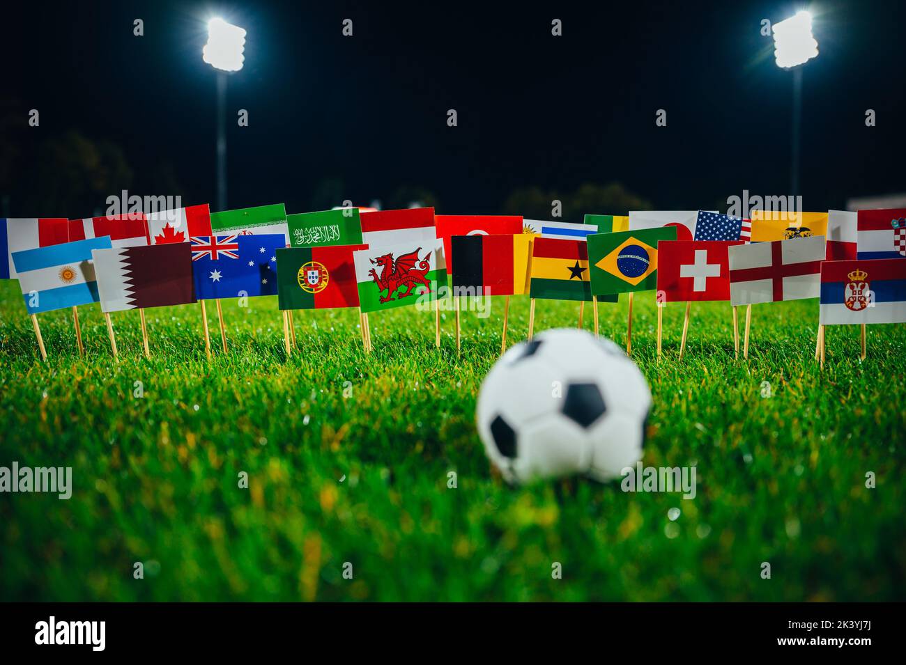 DOHA, KATAR - 24. MAI 2022: Alle Nationen Flagge der FIFA Fußball ...