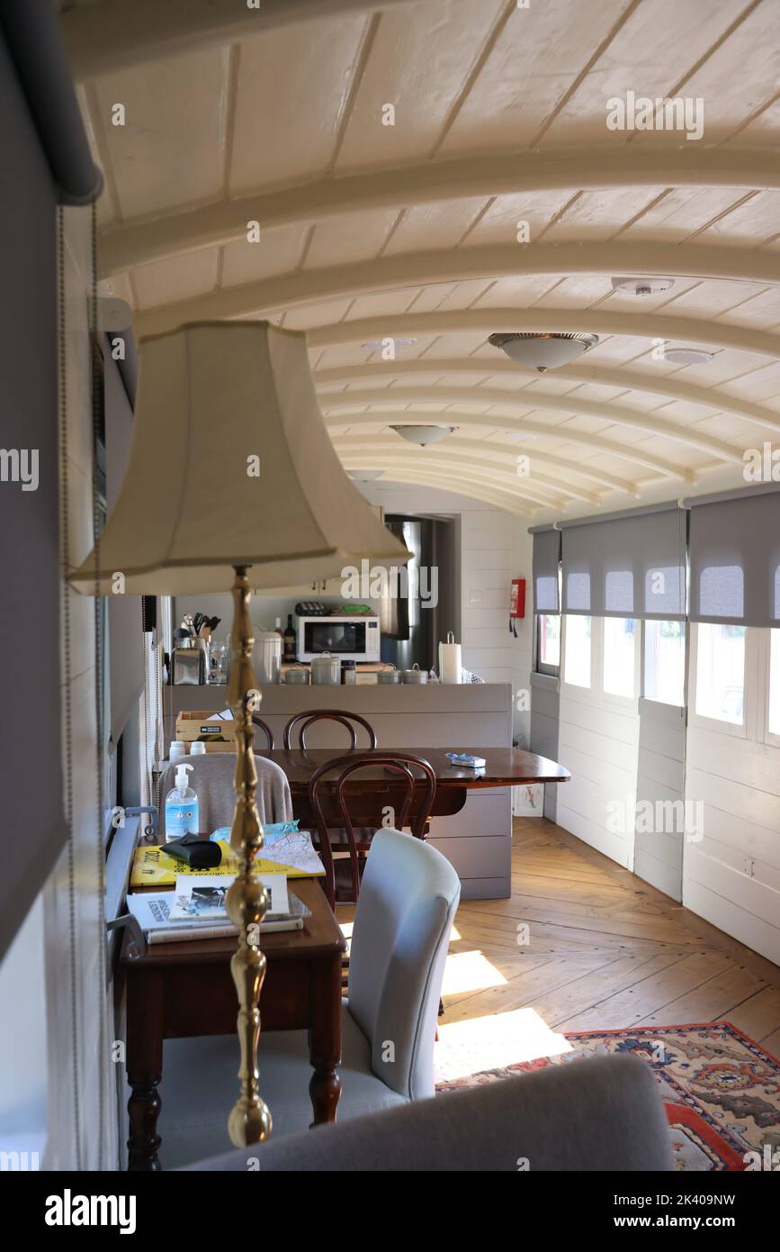 James Waters (mit Papa Robin) neben dem 1880s-Zug, den sie als skurrile ...