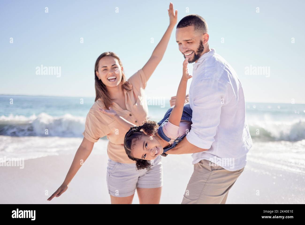 Mädchenportrait, Strandlächeln und Eltern im Urlaub am Wasser und Meer ...