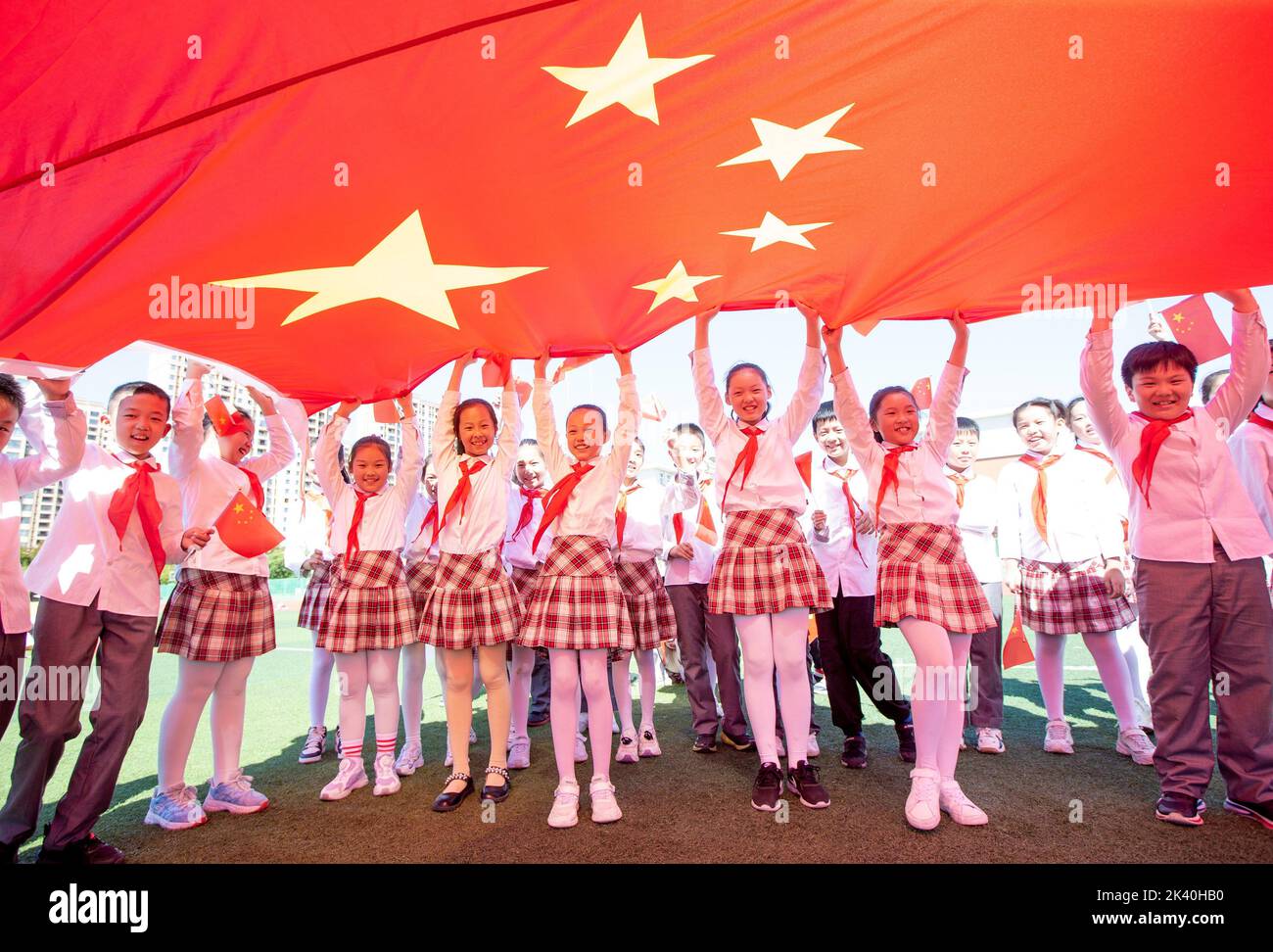 HAI'AN, CHINA - 29 2022. SEPTEMBER - Grundschüler posieren mit ...