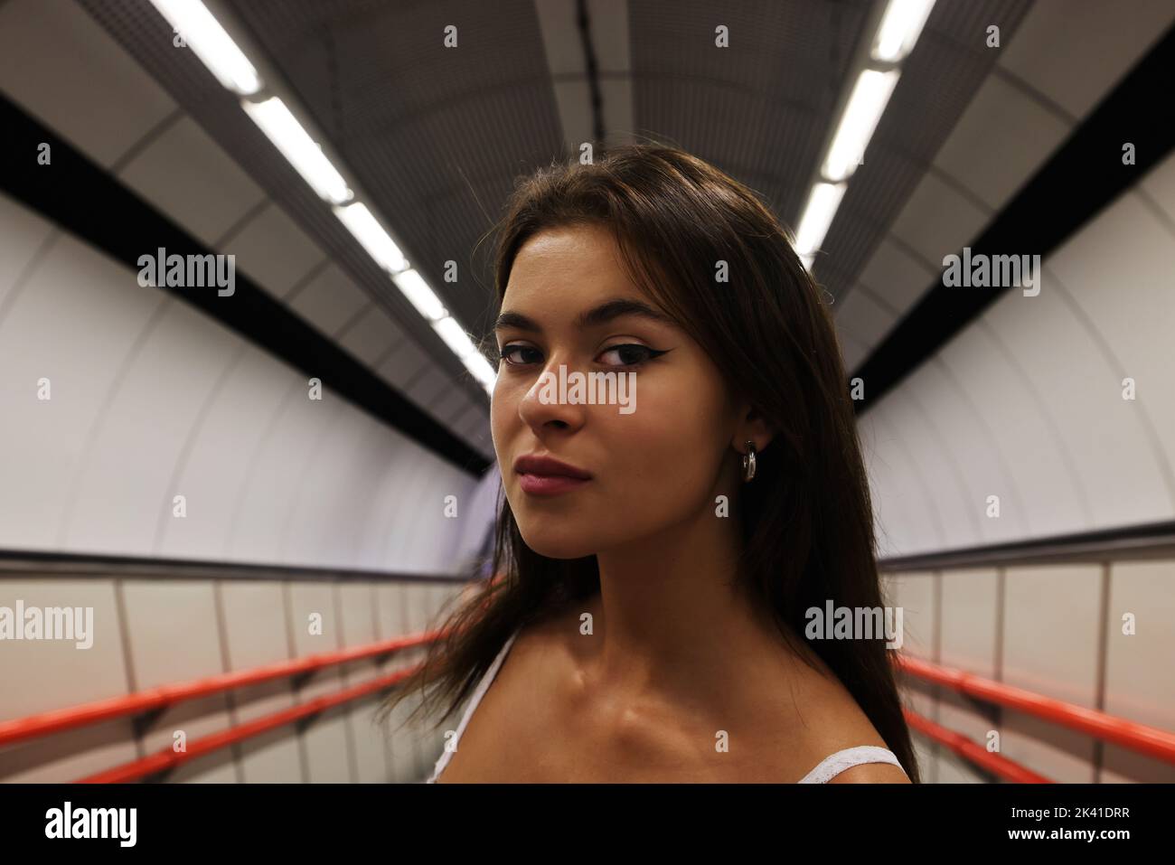 Schöne Frau, Wien Frau, Wien schöne Frau, U-Bahn, U-Bahnhof, Verkehr, Wien Metro, Wien Subway ...