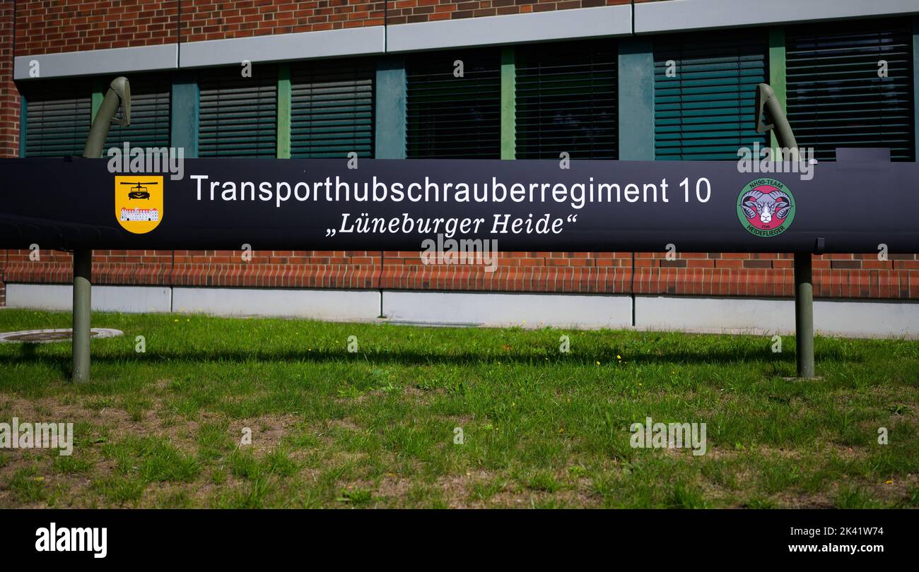 20. September 2022, Niedersachsen, Faßberg: Auf einem alten Rotorblatt ...