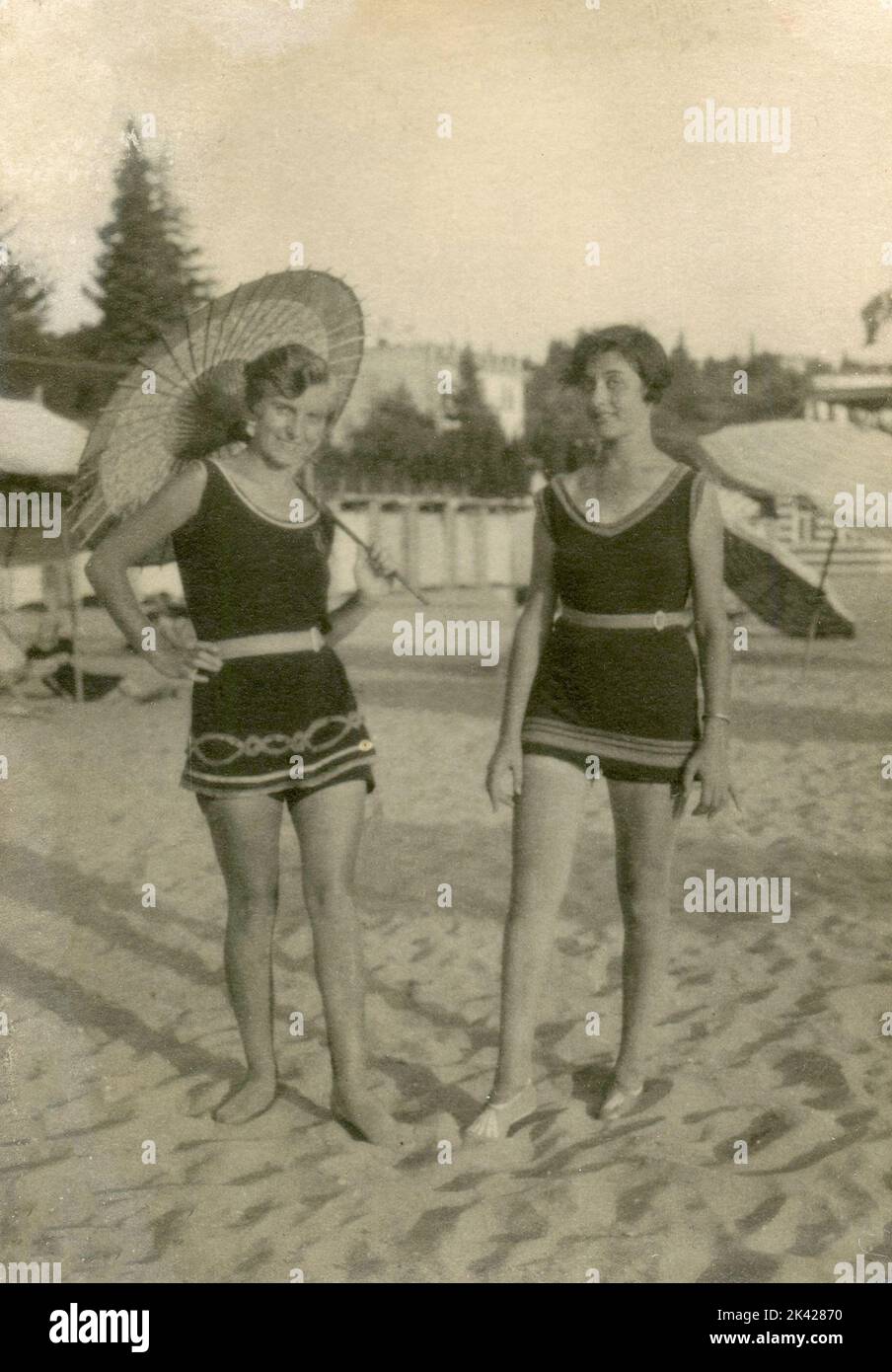 Zwei Frauen am Strand mit Vintage-Badeanzug, Italien 1920s ...