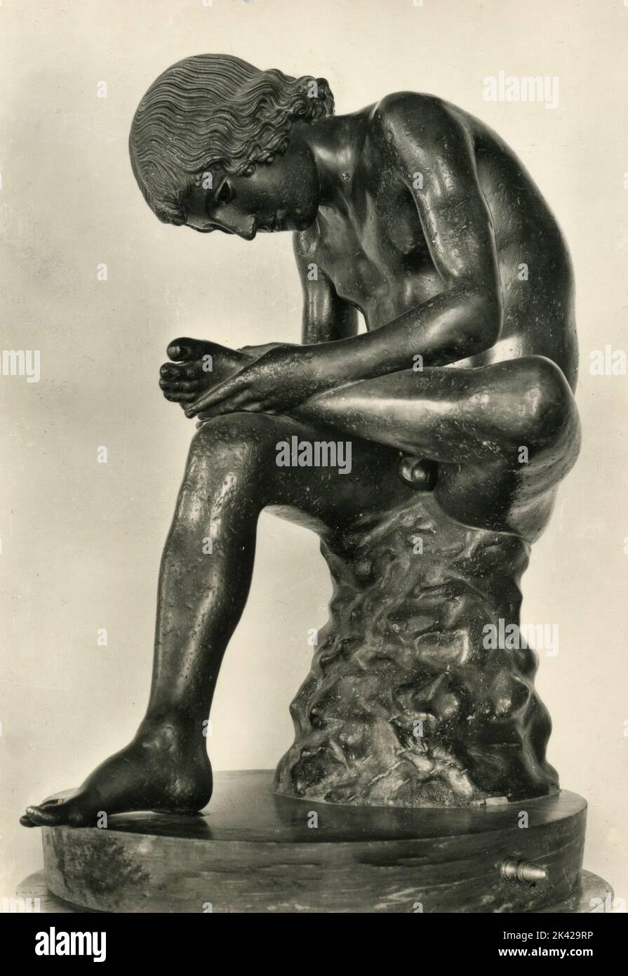 Alte römische Statue: Junger Mann, der einen Dorn vom Fuß entfernt ...