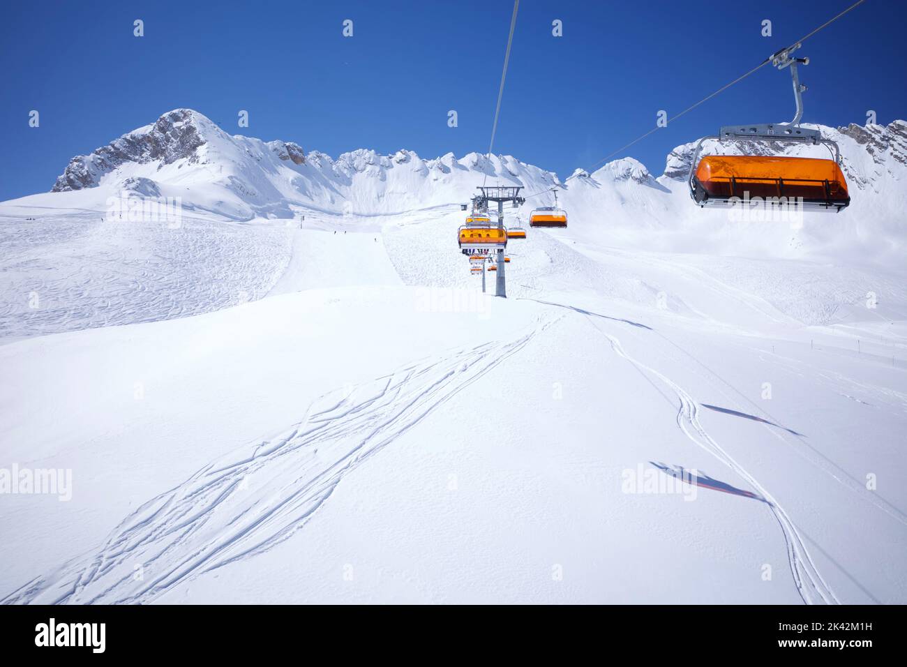 Skipiste und Sessellifte auf der Zugspitze, dem einzigen ...