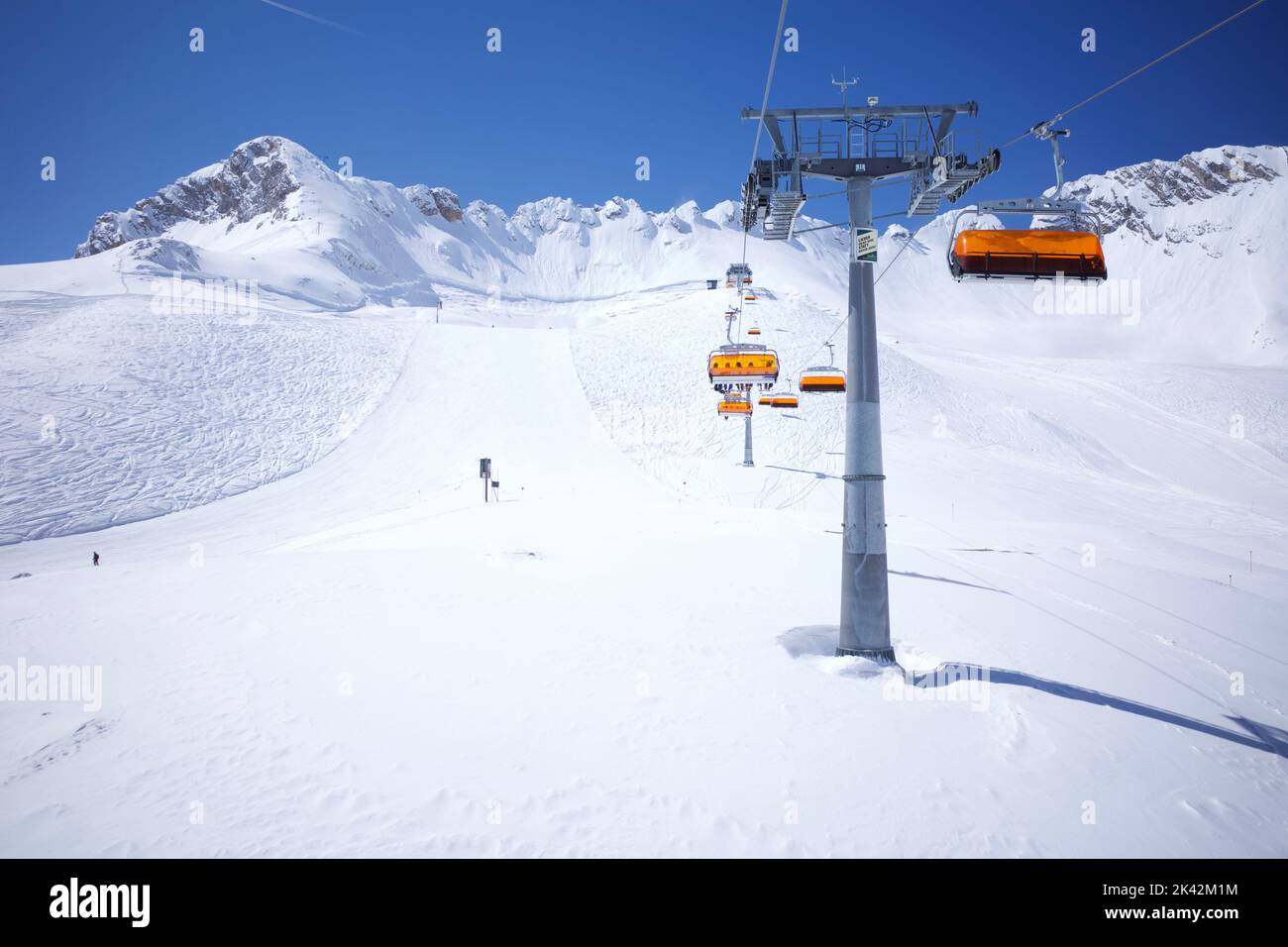 Skipiste und Sessellifte auf der Zugspitze, dem einzigen ...