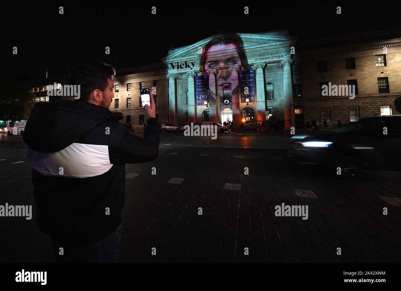 Ein digitales Kunstwerk von Vicky Phelan wird auf das GPO in Dublin ...