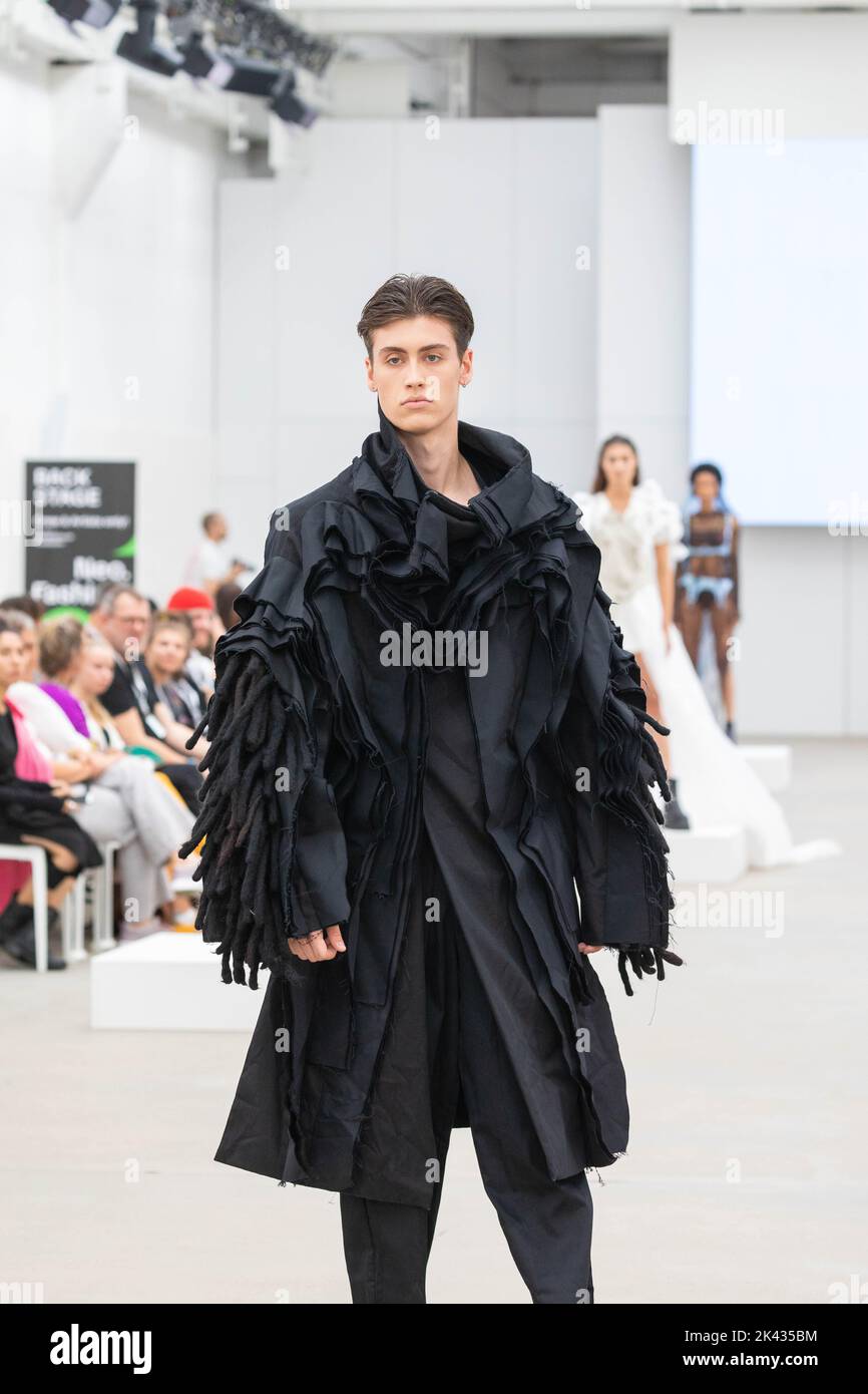 Collective Fashion Show, ukrainische Nachwuchsdesigner:innen der ...