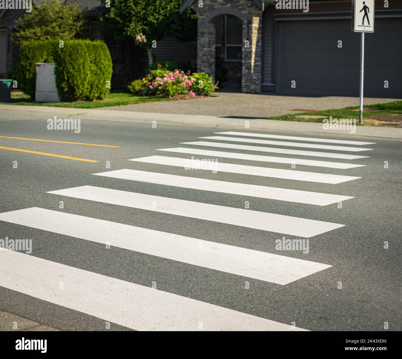 Auf asphalt gehen -Fotos und -Bildmaterial in hoher Auflösung – Alamy