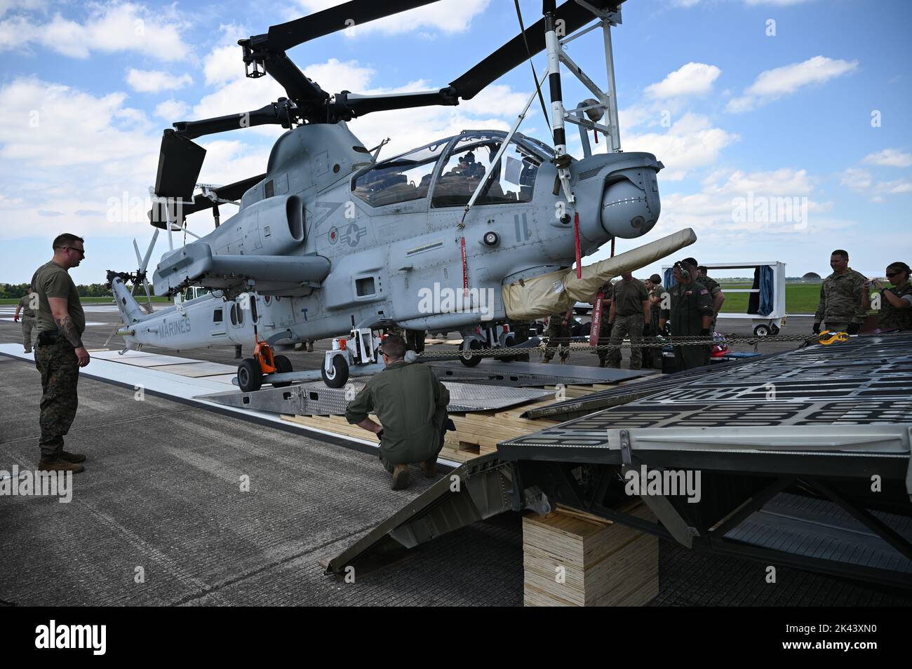 Reserve Bürger Airmen mit dem 68. Airlift Squadron und Marines mit dem ...