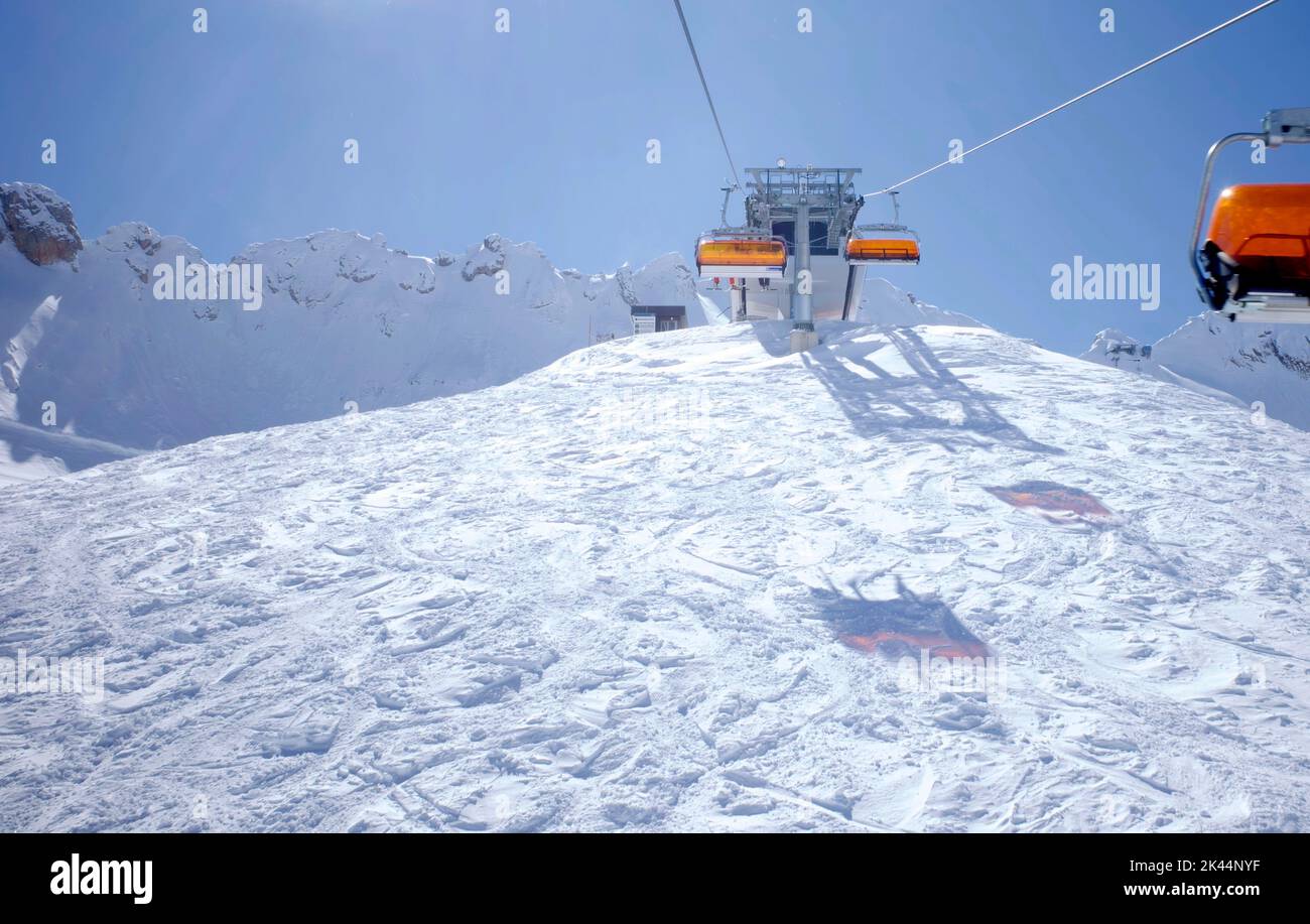 Skipiste und Sessellifte auf der Zugspitze, dem einzigen ...