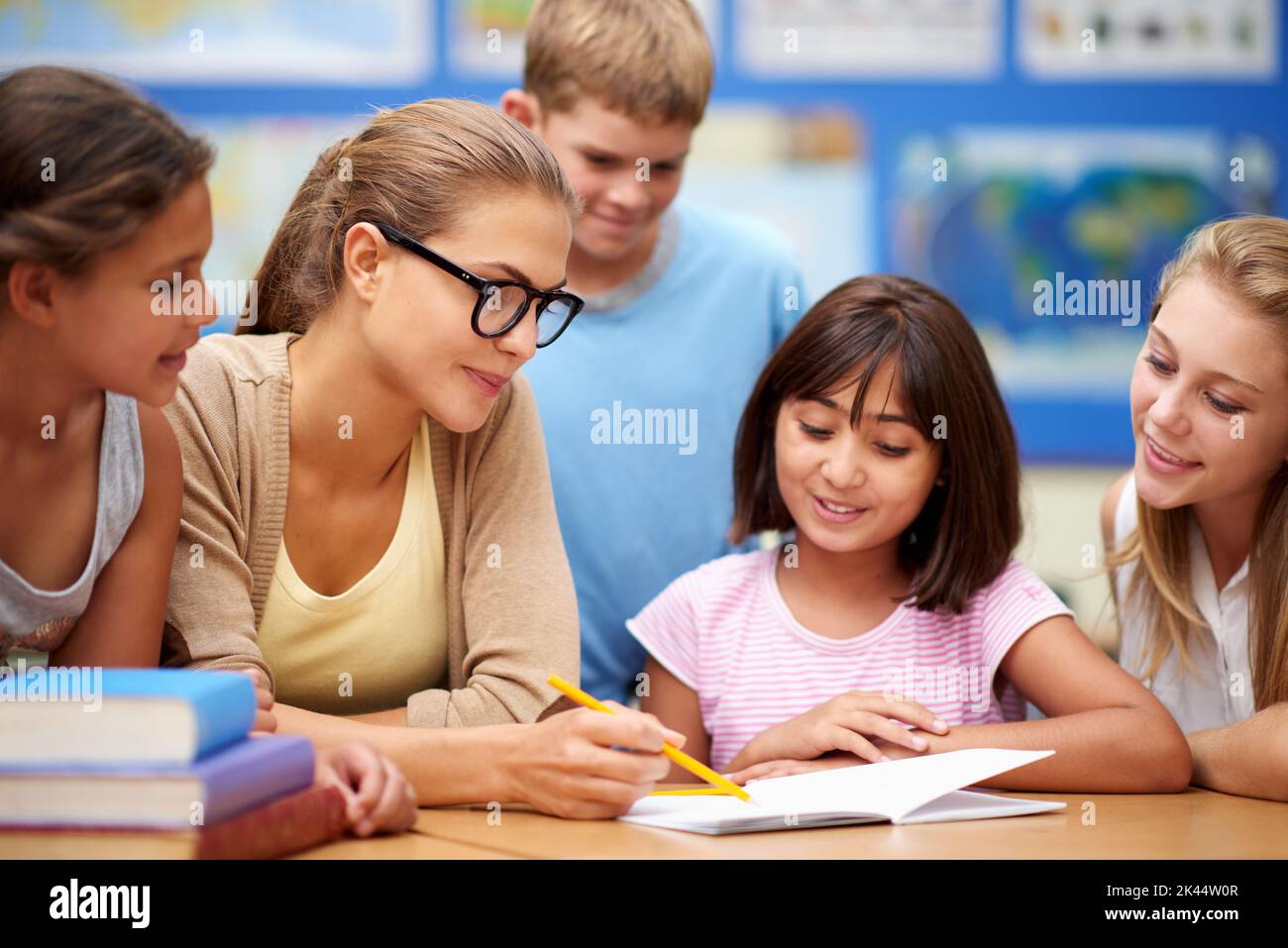 Ihre Liebe zum Lernen teilen. Eine Lehrerin hilft ihren Schülern bei ...