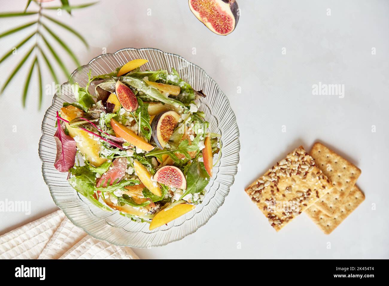 Mediterraner italienischer frischer Salat mit Rucola, Getreidekäse ...