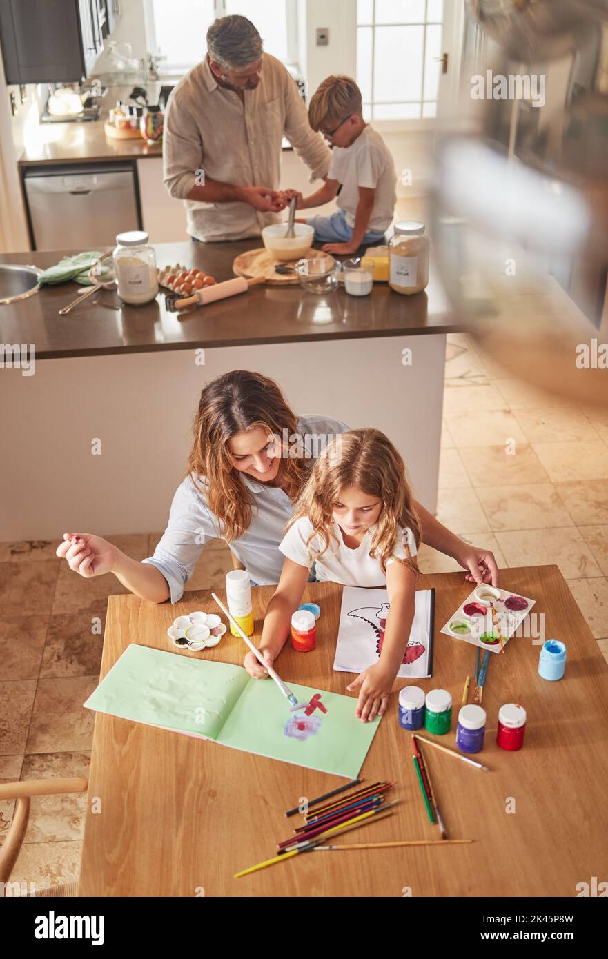 Familie, Mutter und Mädchen lernen Malerei und Bildung im Haus von oben ...
