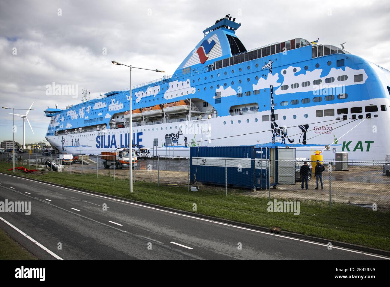 2022-09-30 12:16:37 AMSTERDAM - das Kreuzschiff MS Galaxy im Westelijk ...