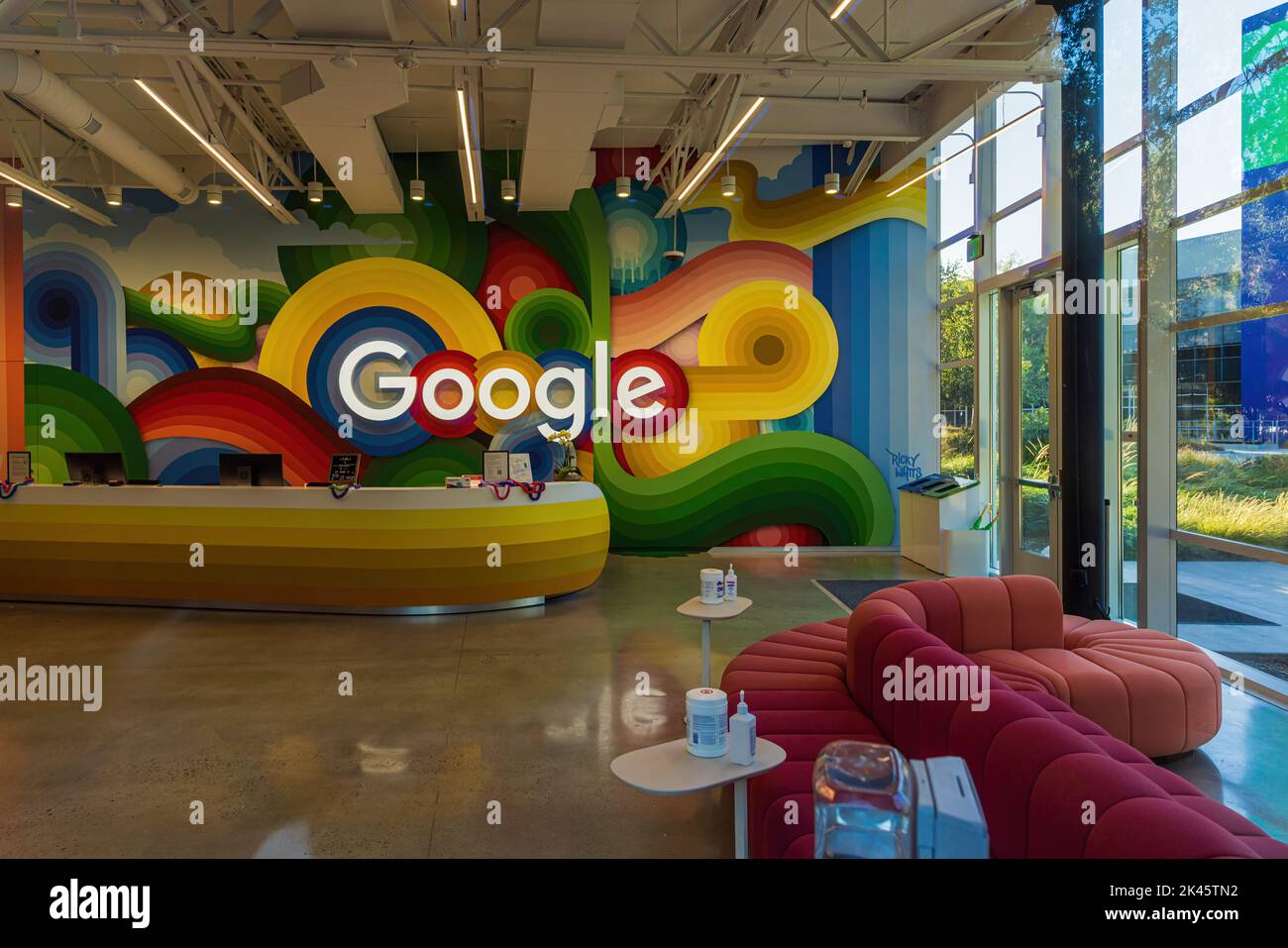 Google-Logo in der Lobby von Gebäude 43 in Mountain View, CA, 2022 entworfen von Ricky Watts ...