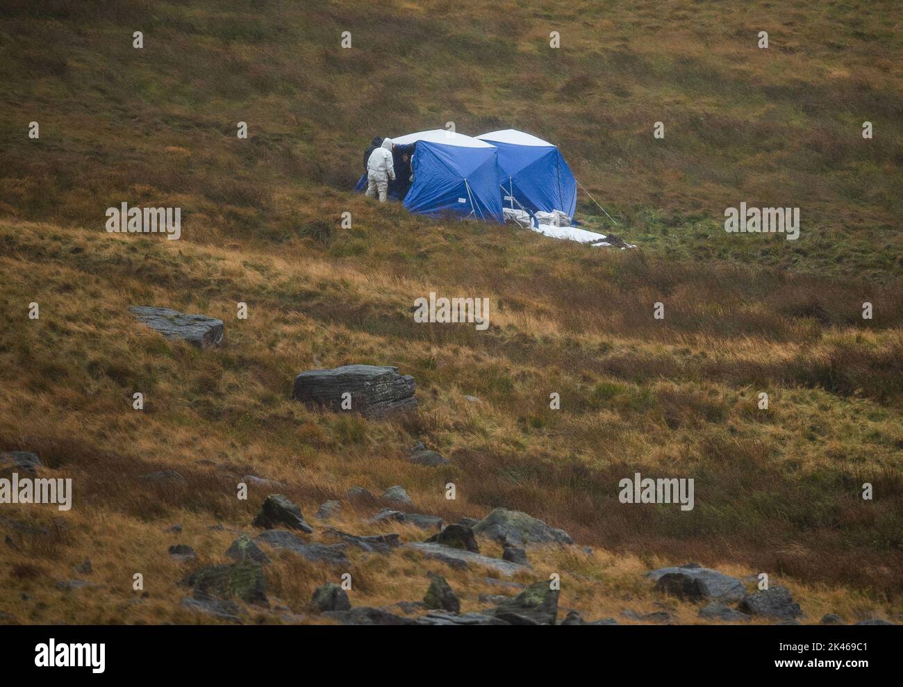 Die Polizei zeltet in einem Gebiet, das auf Saddleworth Moor im ...