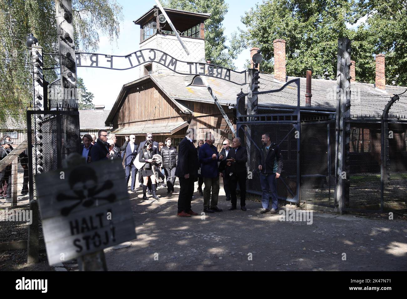Schauspieler Arnold Schwarzenegger gesehen am Tor des Auschwitz ...