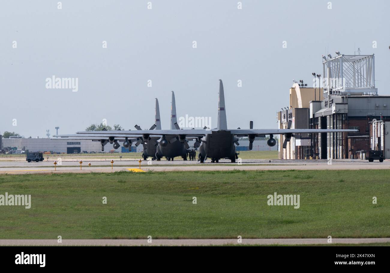 Eine Reihe von drei C-130H Hercules Flugzeugen Reihen sich auf der ... Eine Reihe von drei C-130H Hercules Flugzeugen Reihen sich auf der ...