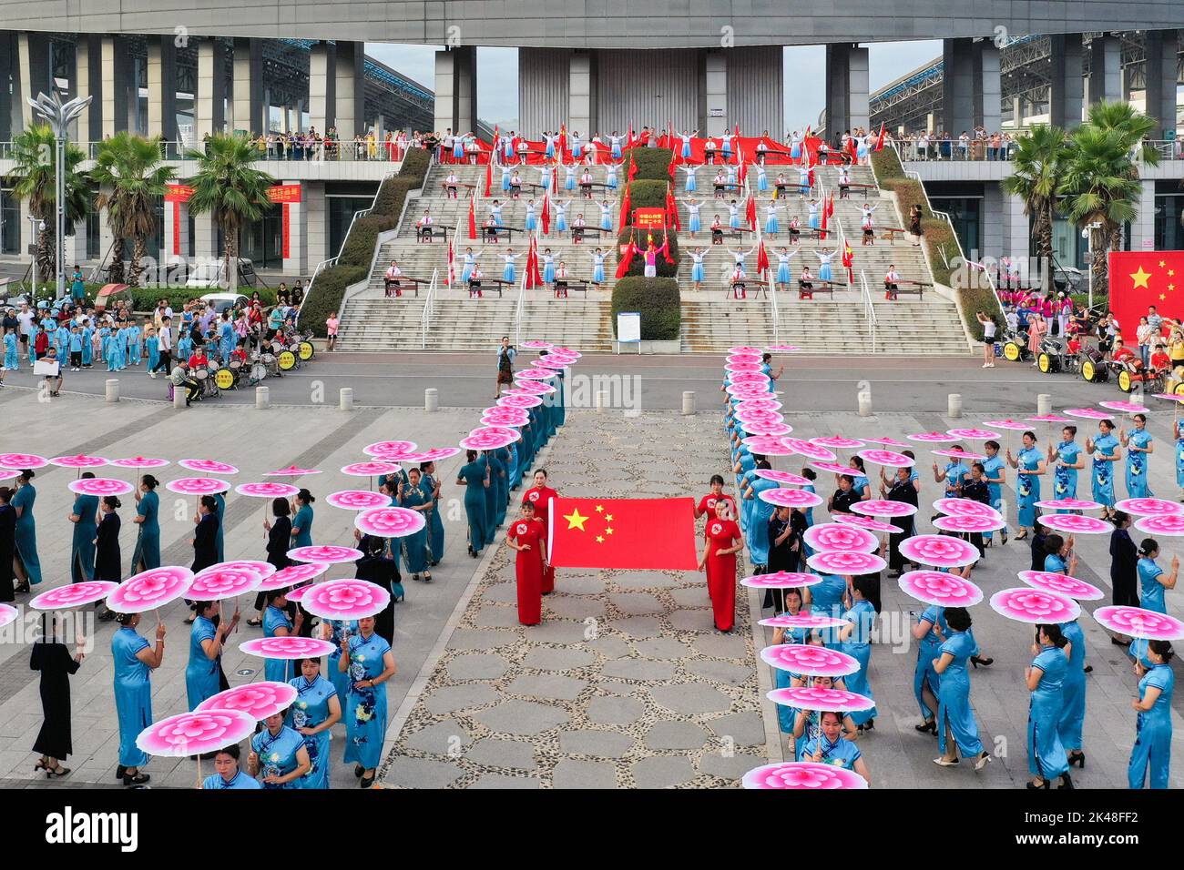 GUILIN, CHINA - 1. OKTOBER 2022 - Tausende von Cheongsam-Fans treten in ...