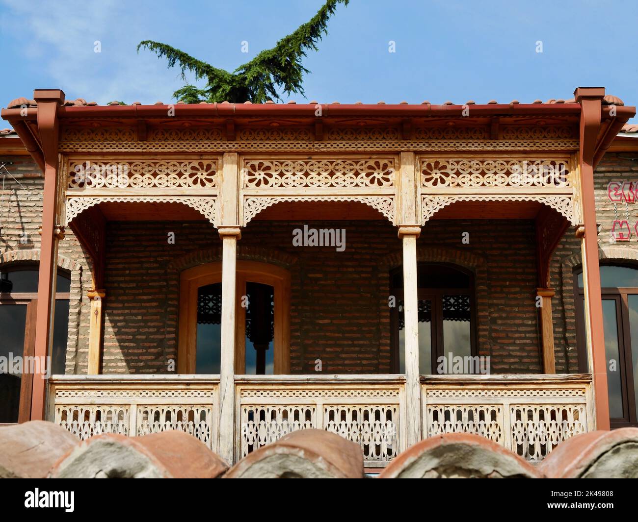 Traditioneller Holzbalkon im alten historischen Teil der Stadt Telavi ...