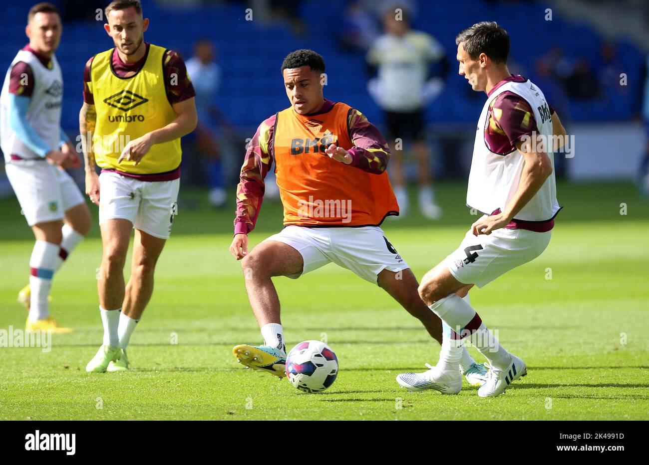 Burnleys CJ Egan-Riley (Mitte) und Jack Cork wärmen sich vor dem Sky ...