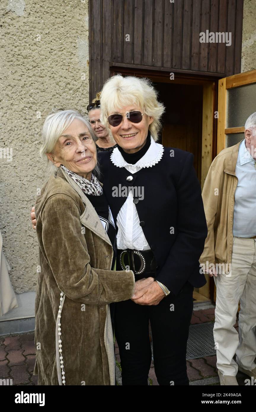 Evelin Matt und Monika Unferferth bei der Trauerfeier des Schauspielers ...