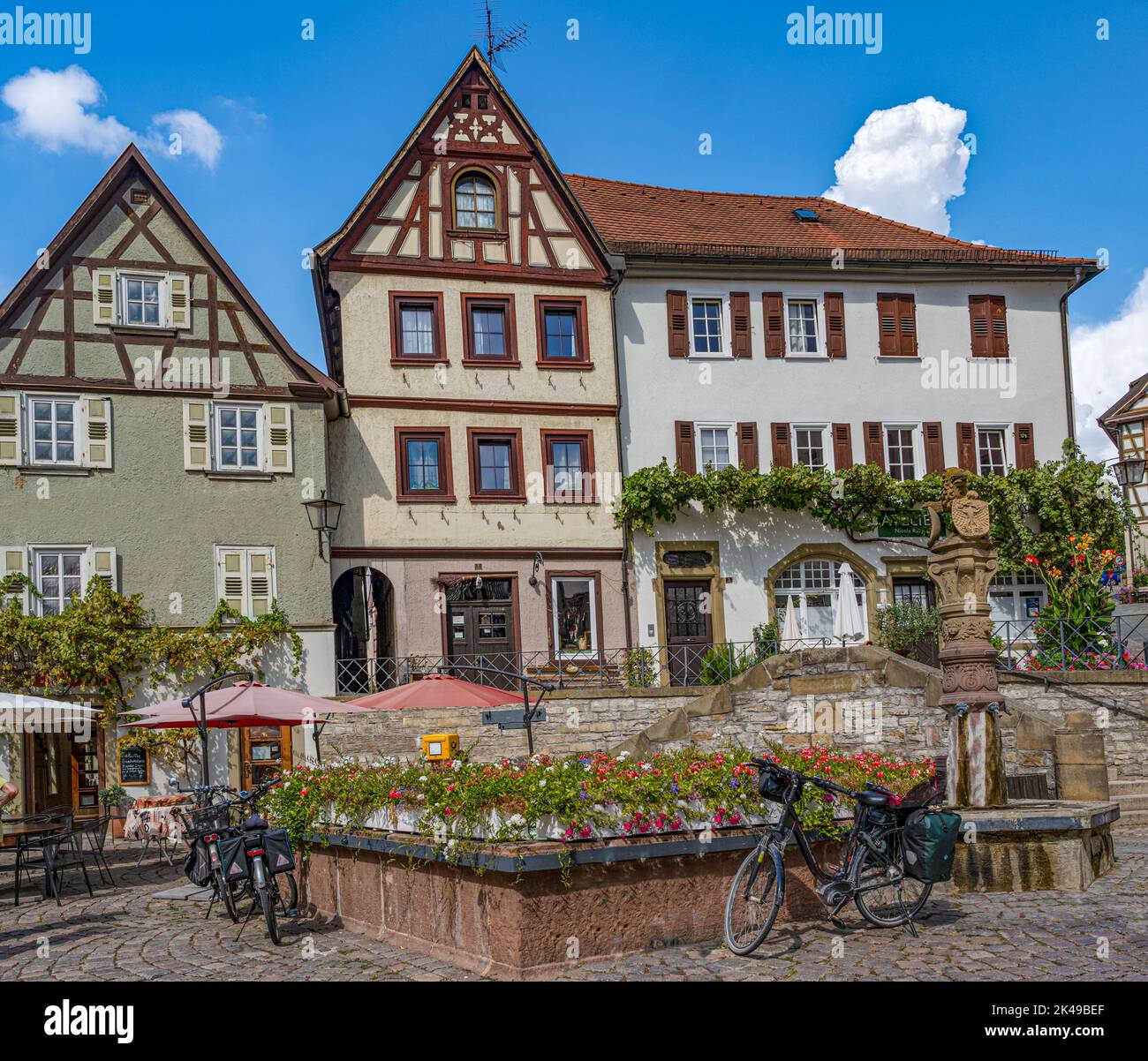 Fachwerkhaus mit Löwenbrunnen im historischen Stadtzentrum von Bad ...