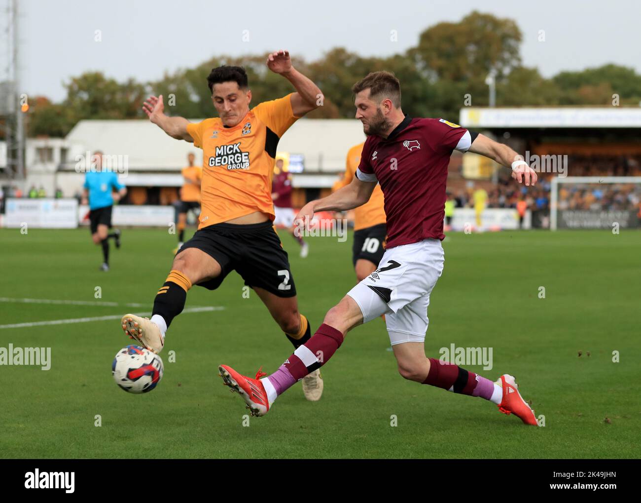 George Williams von Cambridge United (links) und Tom Barkhuizen von ...