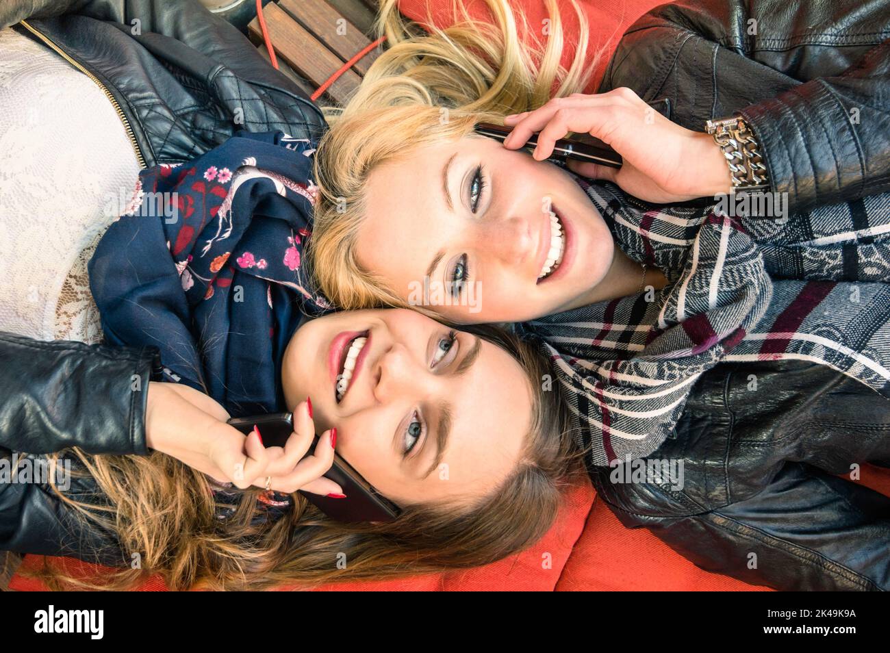 Beste Freunde, die gemeinsam mit dem Smartphone im Freien Zeit ...