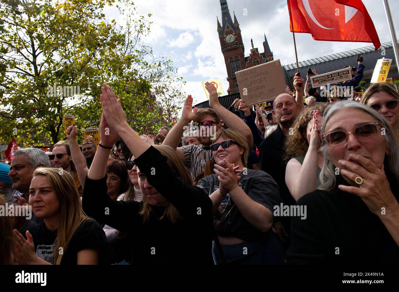 Die Demonstranten werden als Teil der 10.000 starken Menschenmenge ...